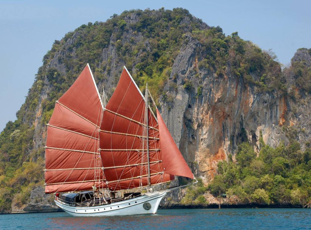 The Naga-Pelangi official site - Malay classic wooden Junk rigged ...